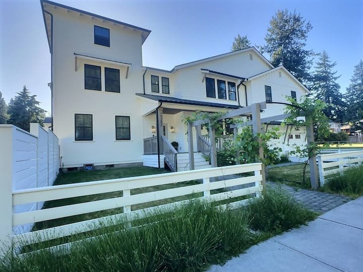 Serenity At Shoreline | 5br King Suites + A/c - Bothell, WA