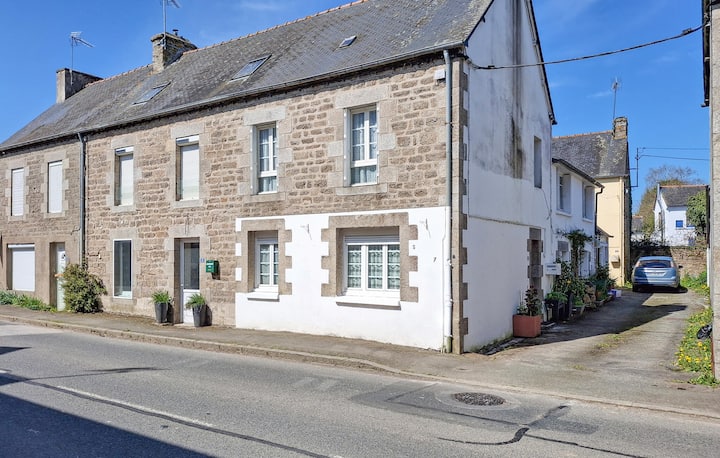 Awesome Home In Plounevez-quintin - Rostrenen