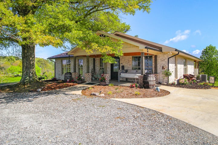 Deck & Yard: 'Margy's Farmhouse' In Jasper - Jasper, GA