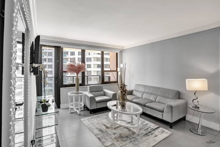 Chic 3br Condo With Resort - Miami Beach, FL