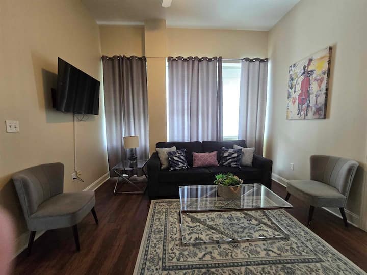 1402 Lovely 2 Bedroom Near Quarter - New Orleans, LA