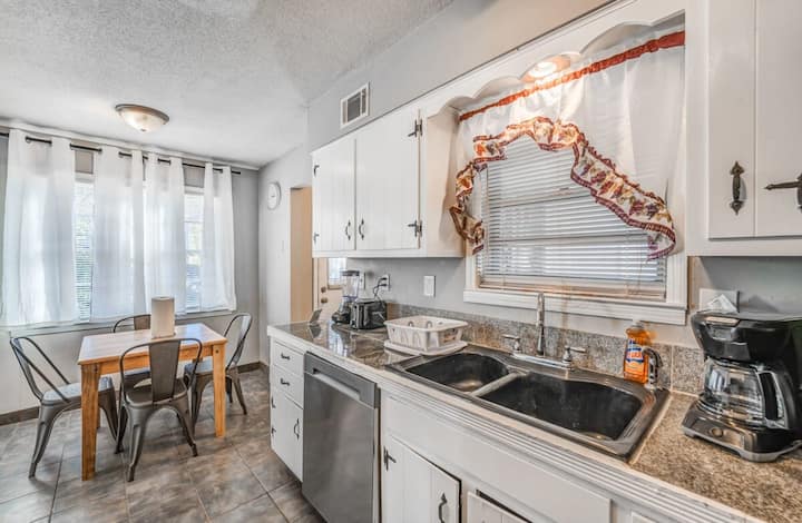 Brick Bungalow - Mins From Parks - Adventure River, Memphis