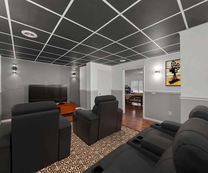 Luxury Ann Arbor Stay | Theater • Gym • Game Room - Chelsea, MI