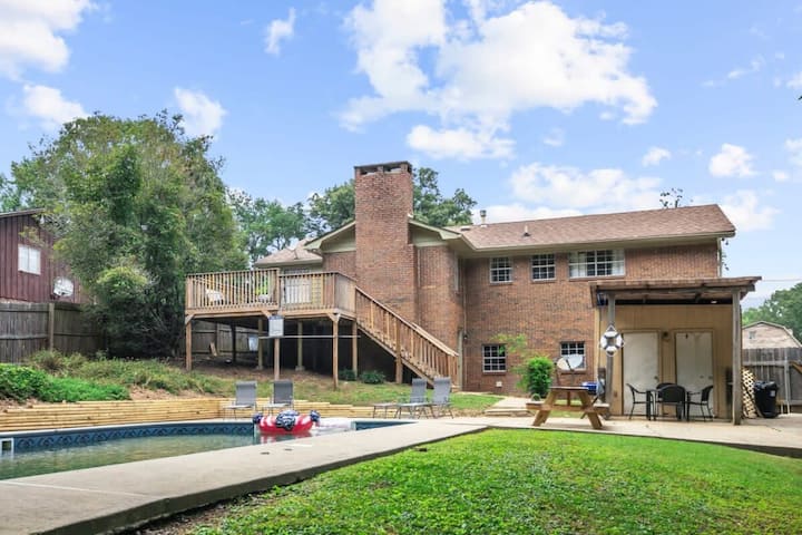 Pool & Two Kitchens! Family Friendly In Forestdale - Birmingham, AL