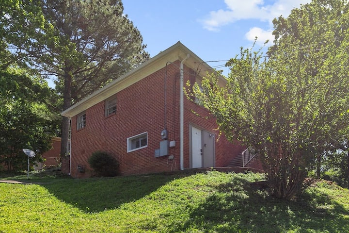 Near Hospital & Dining- Beds On Broadmoor - Unit B - Leeds, AL
