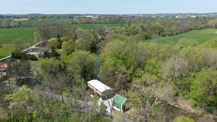 Riverbank Lodge |Waterfront Stay Near Lancaster - Lititz, PA