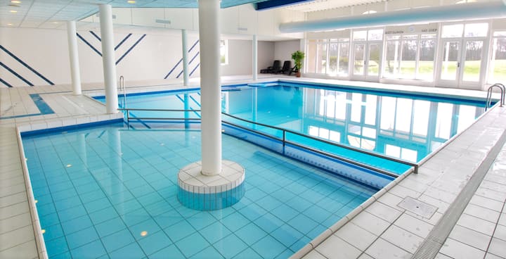 2 Convenient Stay W/ Free Parking & Indoor Pool - Hollum