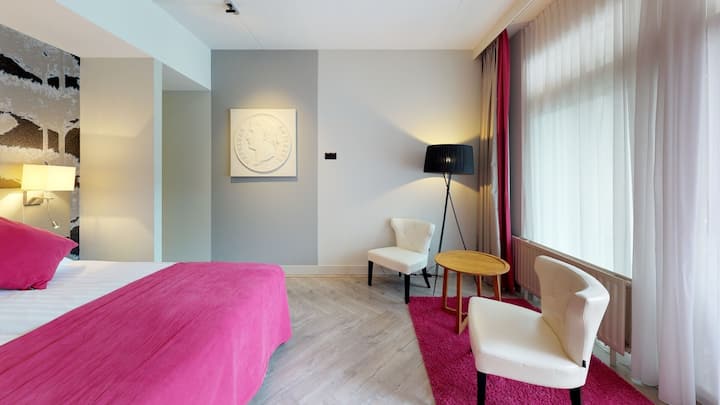 Ideal Getaway With Pool, Dining, And Free Parking - Zeist