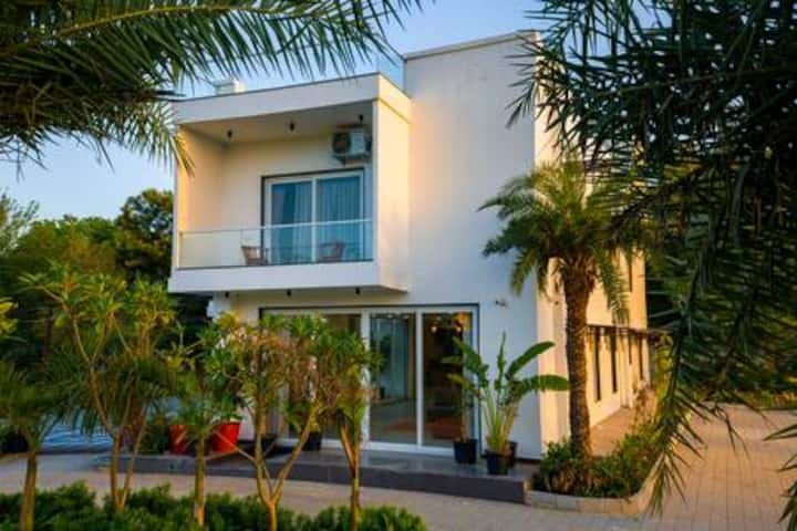 Lush Haven: Farmhouse W/ Pool, Bar & Greenery - Manesar