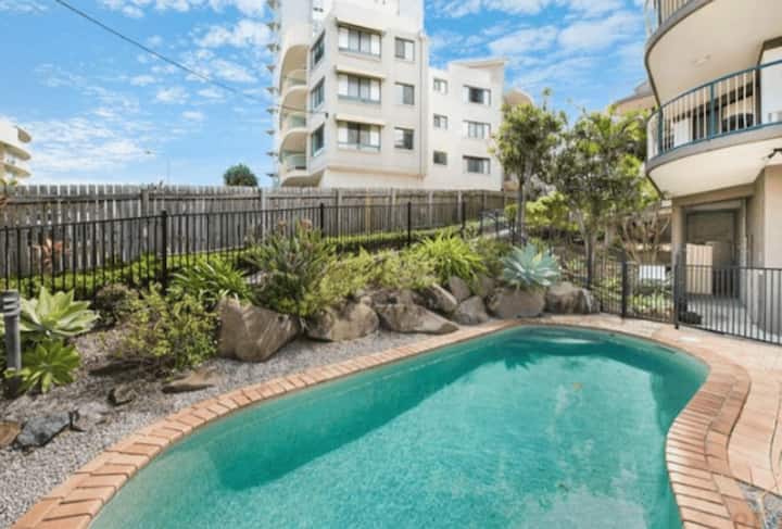 Coastal Comfort | Walk To Beach, Cafés & Poolside - Caloundra