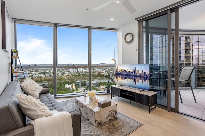 Your Qw Escape: Pool, Gym & Stunning Sky Deck View - Brisbane