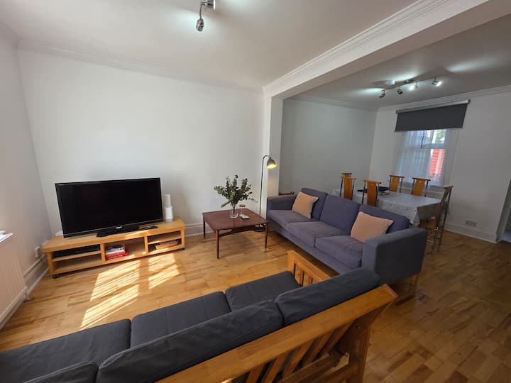 Stylish East London Stay | 2-bed In Forest Gate - Ilford