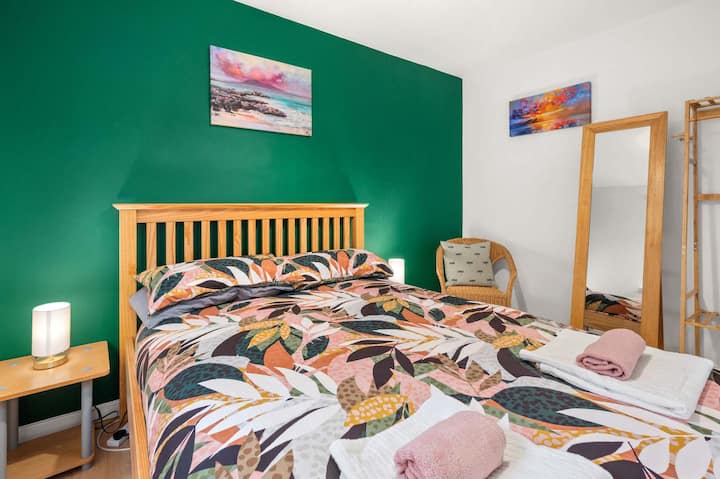 New! 1br Newly Renovated Flat With Free Parking - Oban