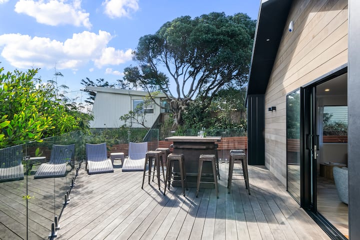 The Coastal Nest - Waitarere Beach Holiday Home - Levin