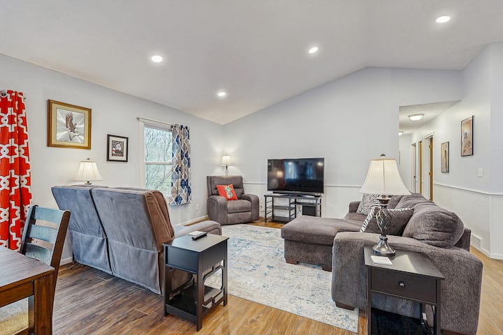 1/2 Mi To Lake! Traverse City Retreat W/ Dock - Interlochen, MI