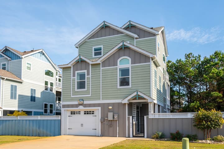 Salty Breeze: Dog Friendly, Elevator, Hot Tub! - Corolla, NC