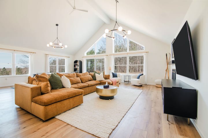 Innsbruck Chalet; Ski & Tee, Deer Lake - United States