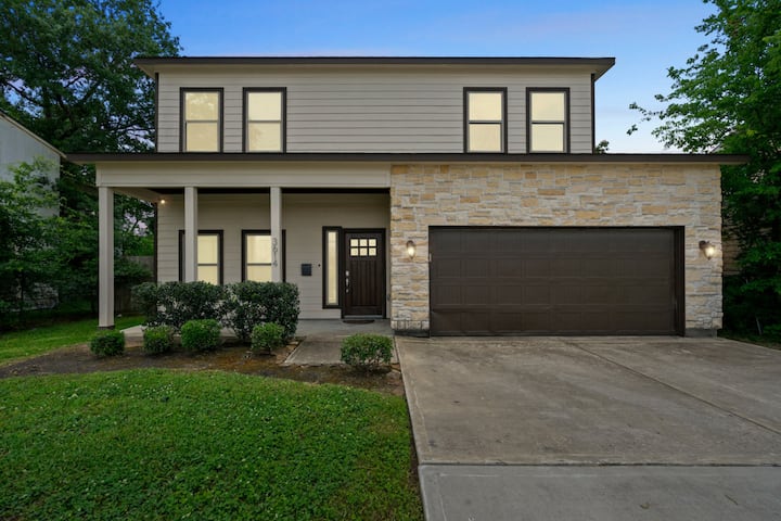The Krakow | Sleeps 16 - Houston, TX