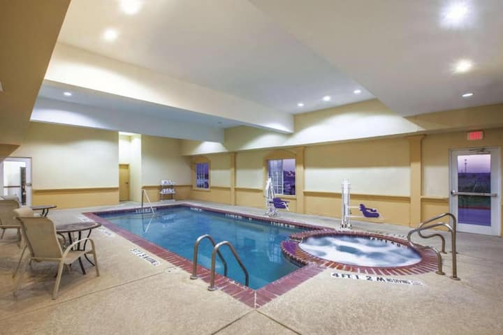 La Quinta Gainesville | Breakfast & Indoor Pool - Gainesville, TX