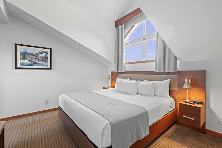 Falcon Crest Sunrise Retreat - 캔모어