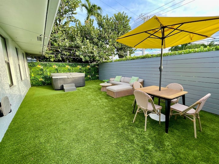 Walk To Beach-shops-eateries | Sleeps 10 | Hot Tub - Pompano Beach, FL