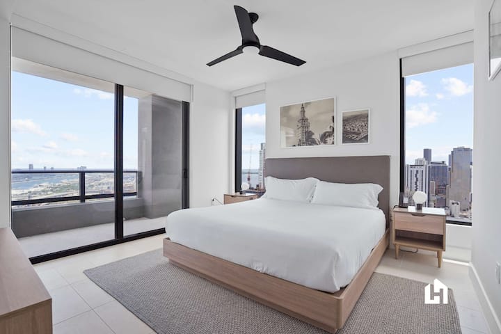 Stylish Sky-high Condo: Ocean Views, Pool & Gym -