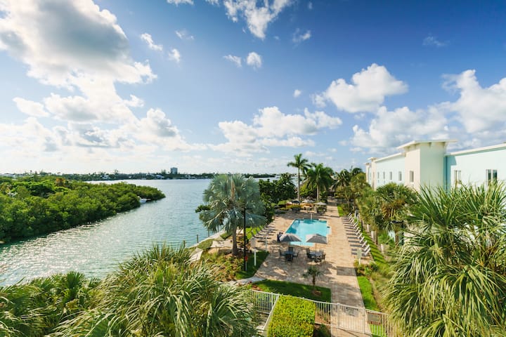 Great Location To Stay! Room W/ 2 Queen Beds, Pool - Marathon, FL