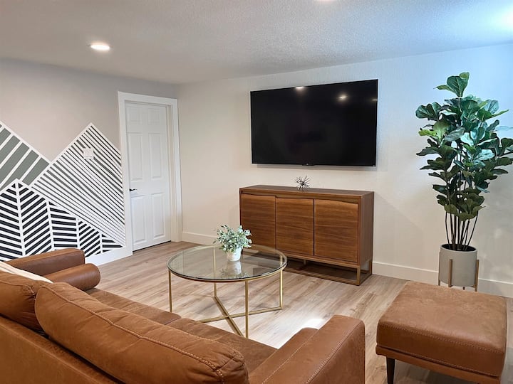 Modern Retreat: Ensuites, Games & Sunroom Bliss - Centennial, CO