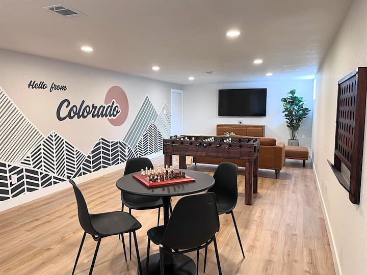 Modern Retreat: Ensuites, Games & Sunroom Bliss - Centennial, CO