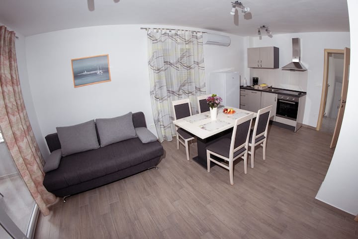 A-23912-e Appartement D'une Chambre Avec Le Balcon - Sveti Filip i Jakov
