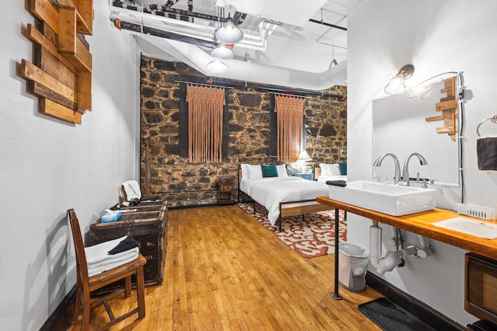 European Hostel 1 Shared Bathroom & No Windows - ダルース, MN