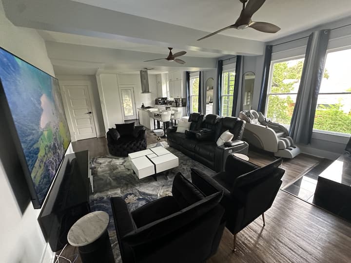 Walk To Ut + Downtown! 100-inch Tv | Massage Chair - 