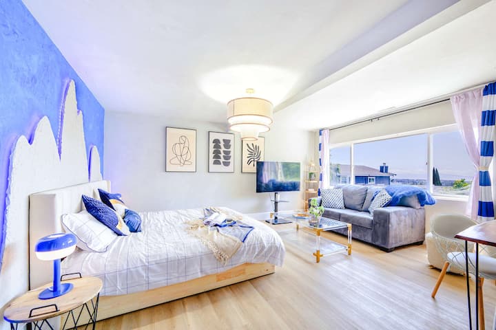 Artist's Home Retreat | Fun Decor & Scenic Deck - Castro Valley, CA