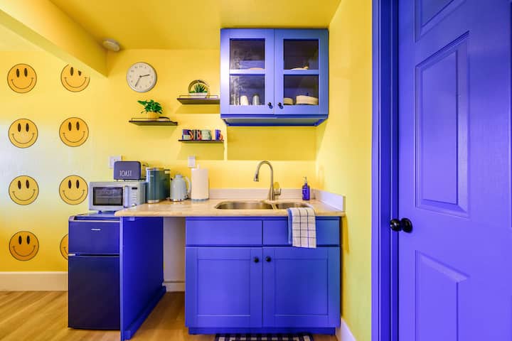 Artist's Home Retreat | Fun Decor & Scenic Deck - Castro Valley, CA