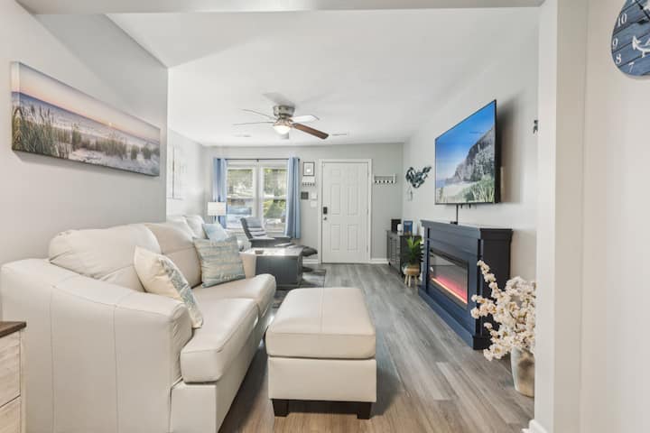 Spacious Beach Styled Oasis - 3br/2ba Pet-friendly - Kansas (State)