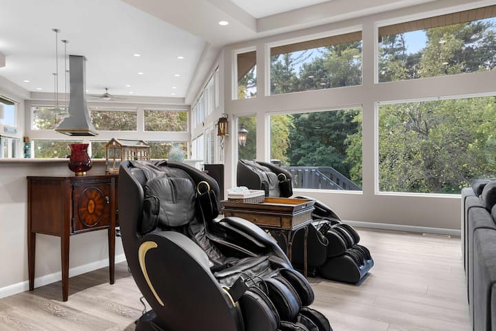 Wembley Estate | Indoor Pool • Hot Tub • Golf Sim - Rockford, IL