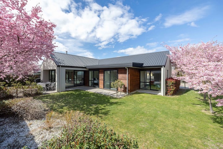 Mountain Views In Meadowstone - 와나카