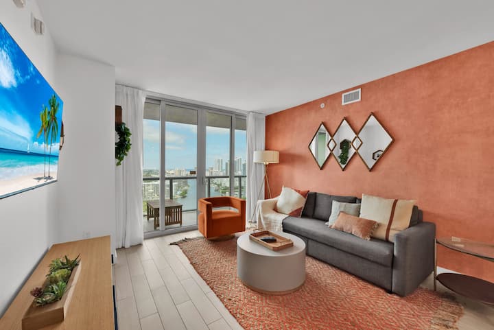 Sun-kissed Shores – Breeze Getaway - Hallandale Beach, FL