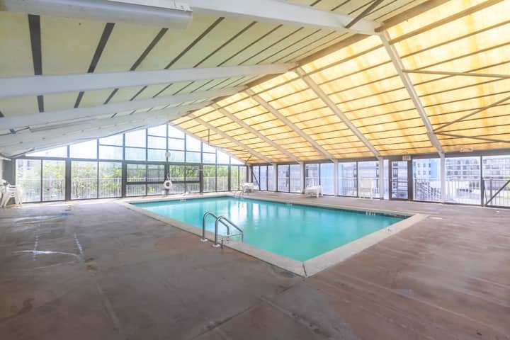 Spacious Oceanside Condo With Pool - Maryland Beach, MD