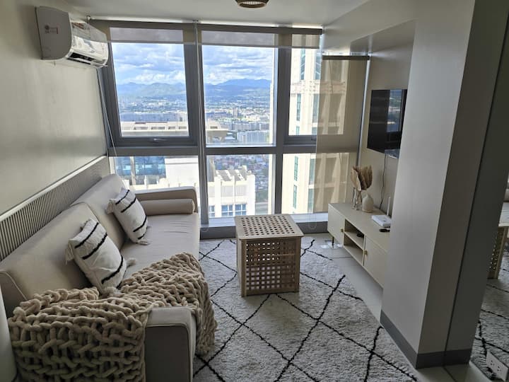 Modern Comfort & Snap Worthy W/ Pool, Gym & More! - Quezon City