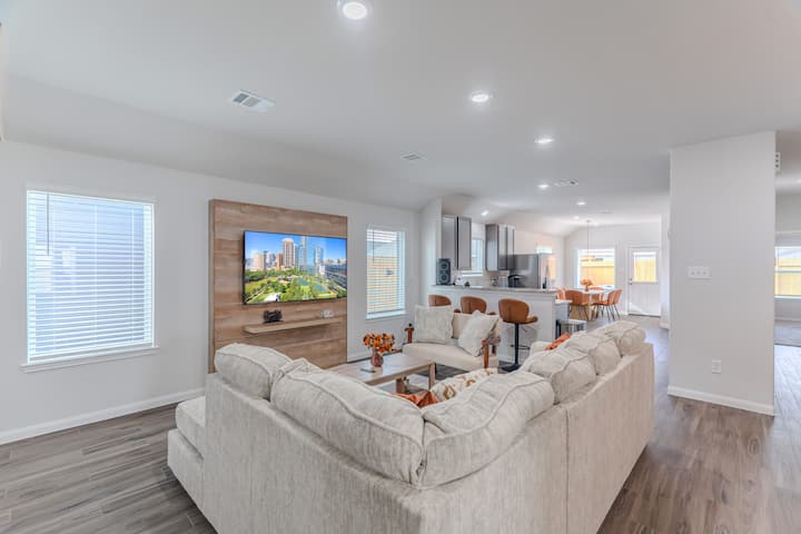 Jacuzzi/ Hottub, Pool Table - Houston, TX