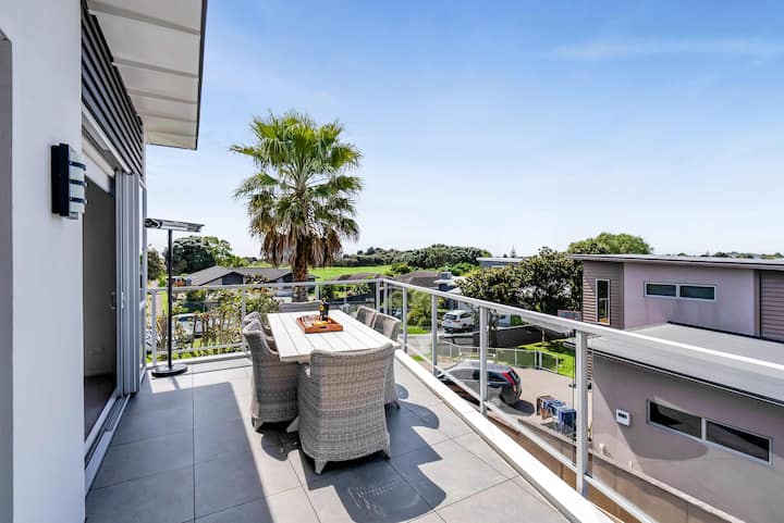 High-end Executive Holiday Home - New Plymouth