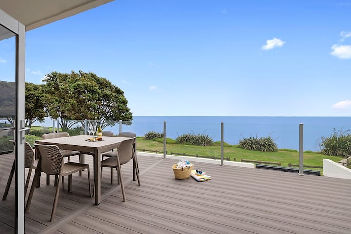 Beachfront Breeze - Sea Views For Days - Waitara