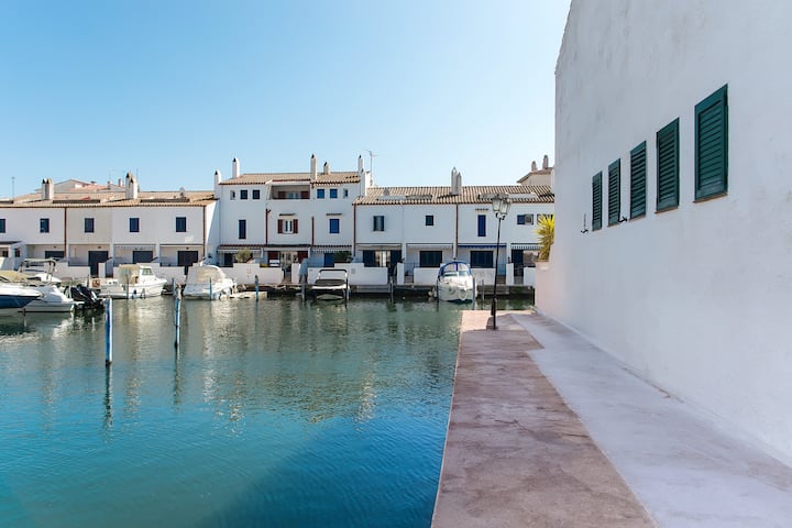 Cozy Canal Home W/ Terrace & Pier Access - Ampuriabrava