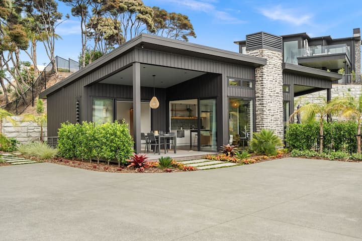 Boutique Coastal Retreat · Walk To Beach · Bath - Mangawhai