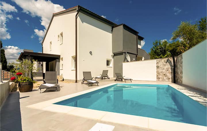 Stunning Home In Soline - Malinska
