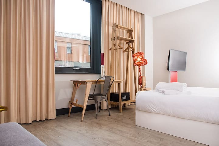 Quirky Family Room Near Aldgate Station - London, UK