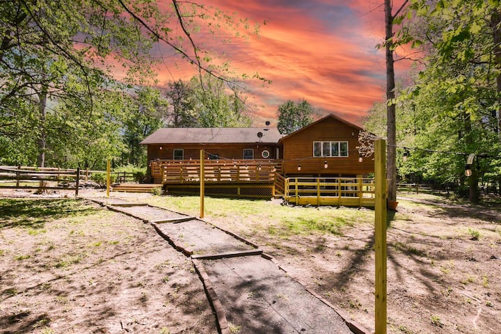 "Lakeside Charm — Poplar House On The Water" - 안나 호