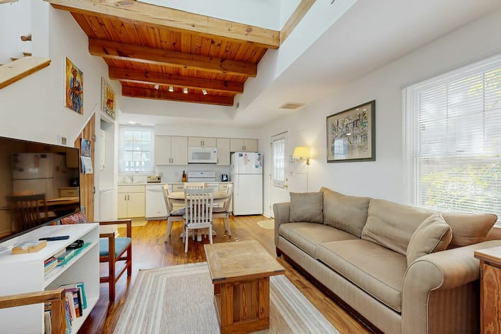 Town Of Rehoboth Beach Townhouse Close To Beach - Rehoboth Beach, DE