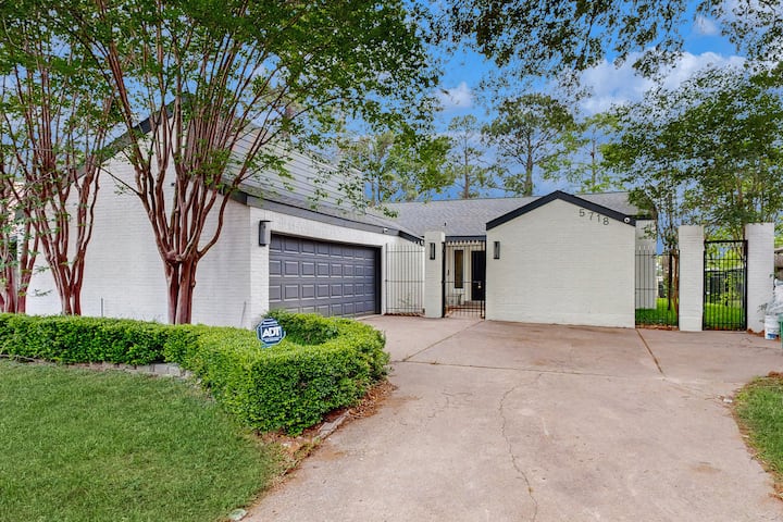 Dog-friendly Houston Home W/ Deck & Yard - Houston